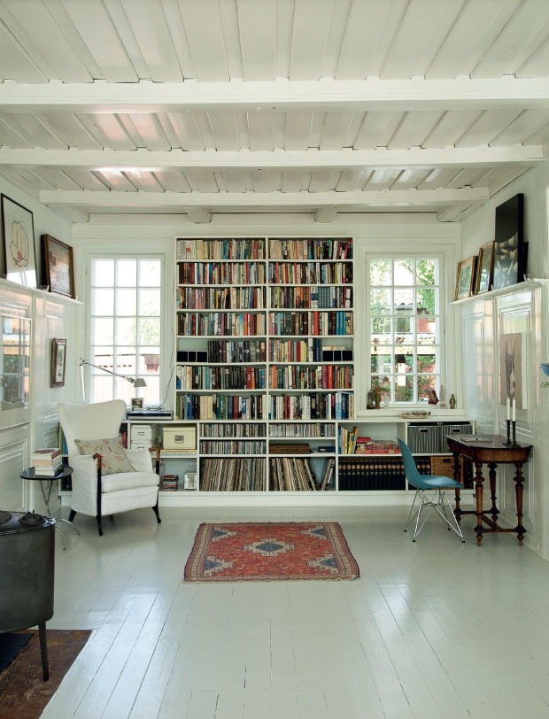 Keltainen talo rannalla: Kaksi kotia