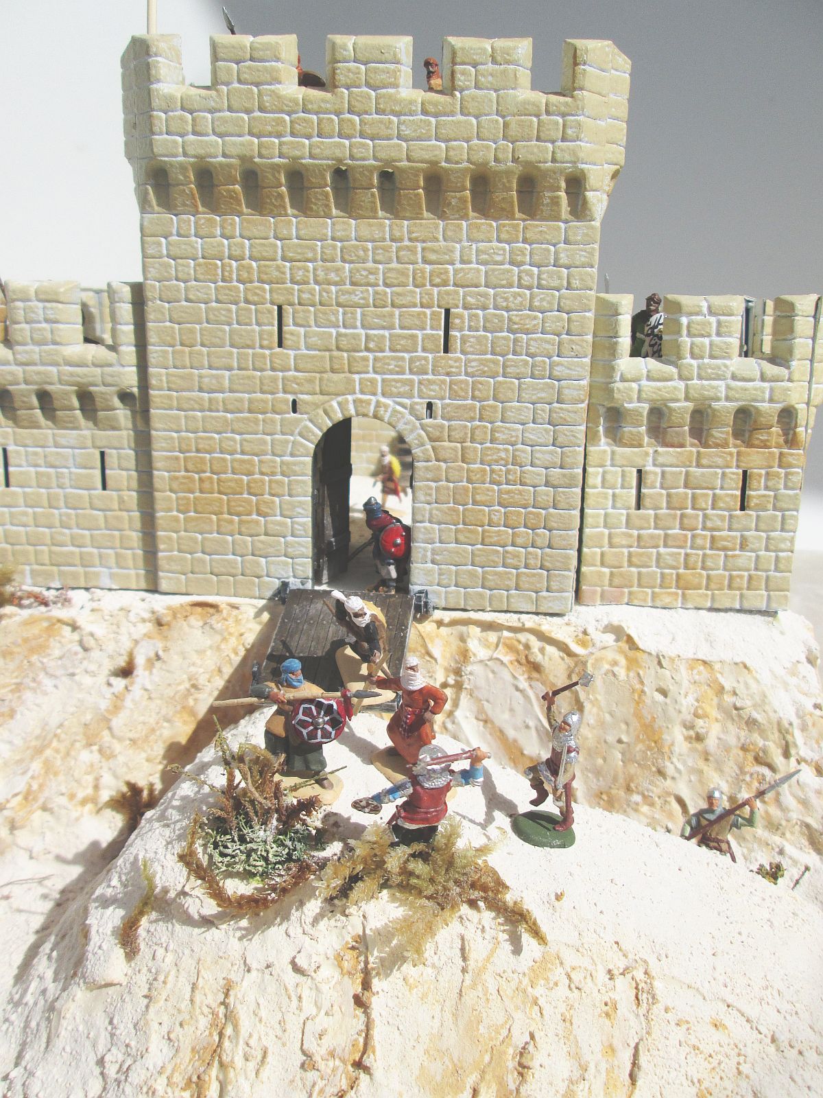 Toy Soldier Chest: Crusader Castle 1/72 MiniArt Fortress 72004