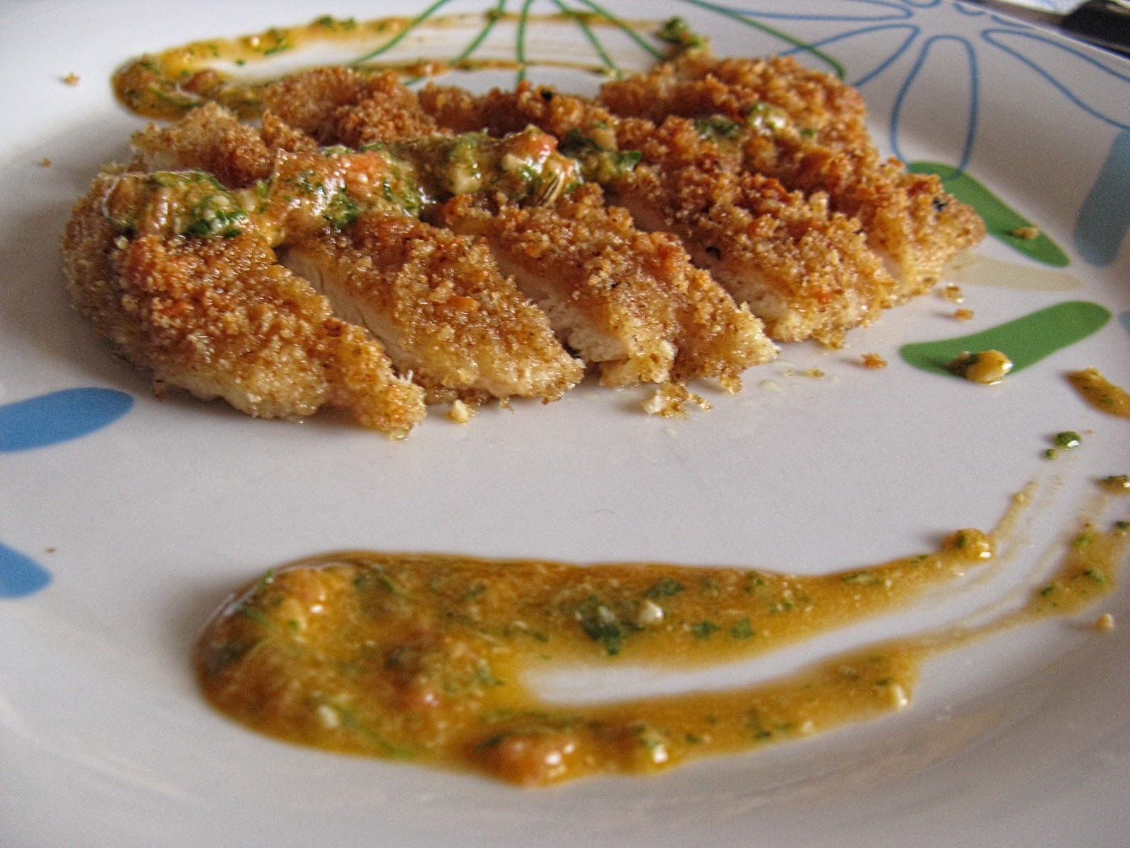 Petto di pollo impanato agli aromi con salsa di rucola, pomodoro ed ...