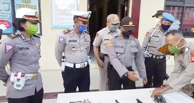 Propam Lakukan Pemeriksaan Senpi Anggota Satlantas Polres Gowa Propam Lakukan Pemeriksaan Senpi Anggota Satlantas Polres Gowa