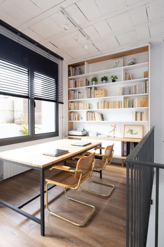 UN INTERIOR LUMINOSO EN EL EIXAMPLE [] BRIGTH INTERIOR IN THE EIXAMPLE