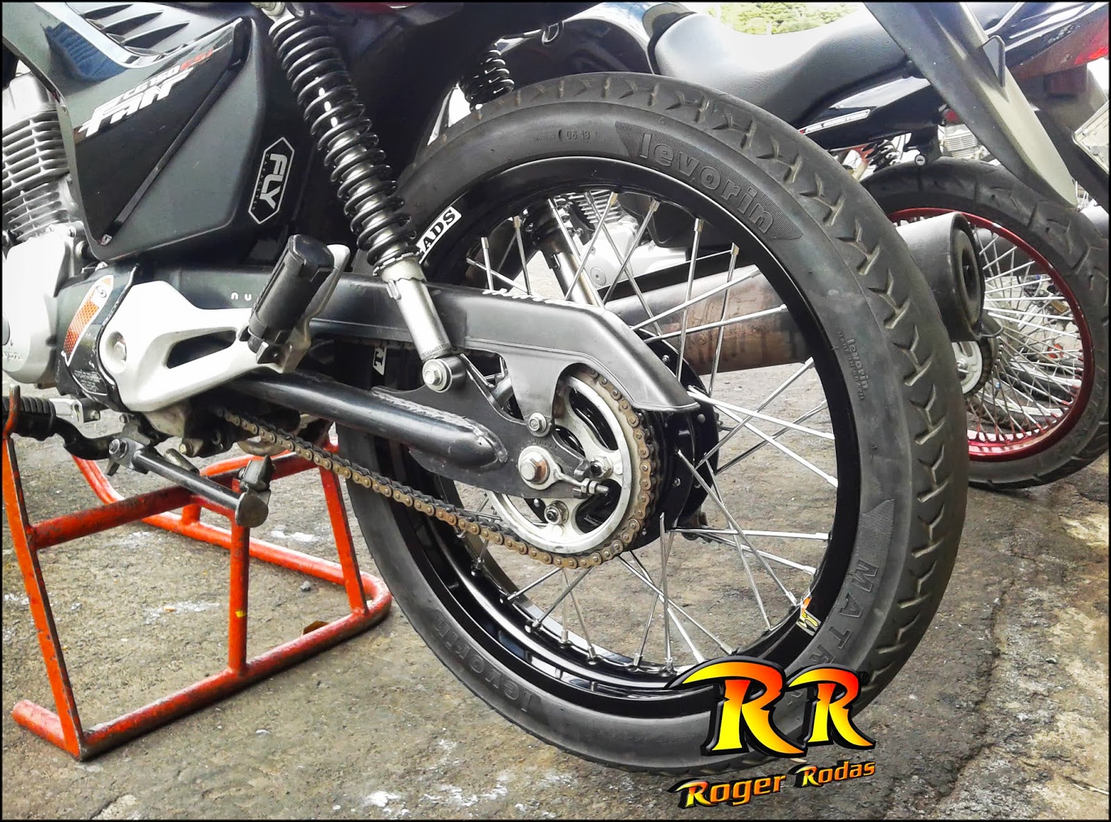 roger rodas: Fan 150 com aros Three heads preto