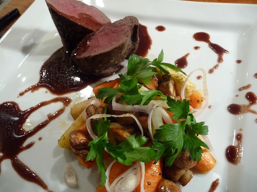 Tildas Kök och Vin: Hjortfilé med bakade rotfrukter och rödvinssås