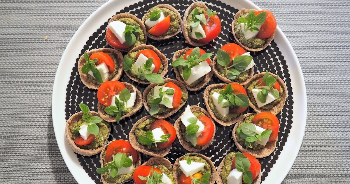 PowderRoom: Pesto-tomaatti-mozzarella ruisnapit