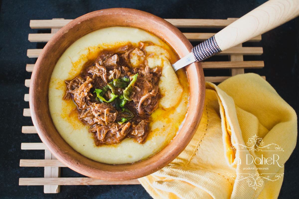 POLENTA MOLE COM RAGU PICANTE DE MÚSCULO
