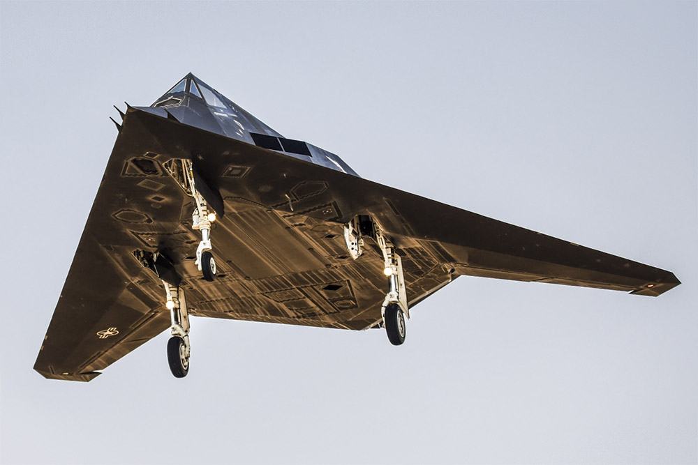 La Fuerza Aérea de Estados Unidos reactivó sus míticos cazas stealth F ...