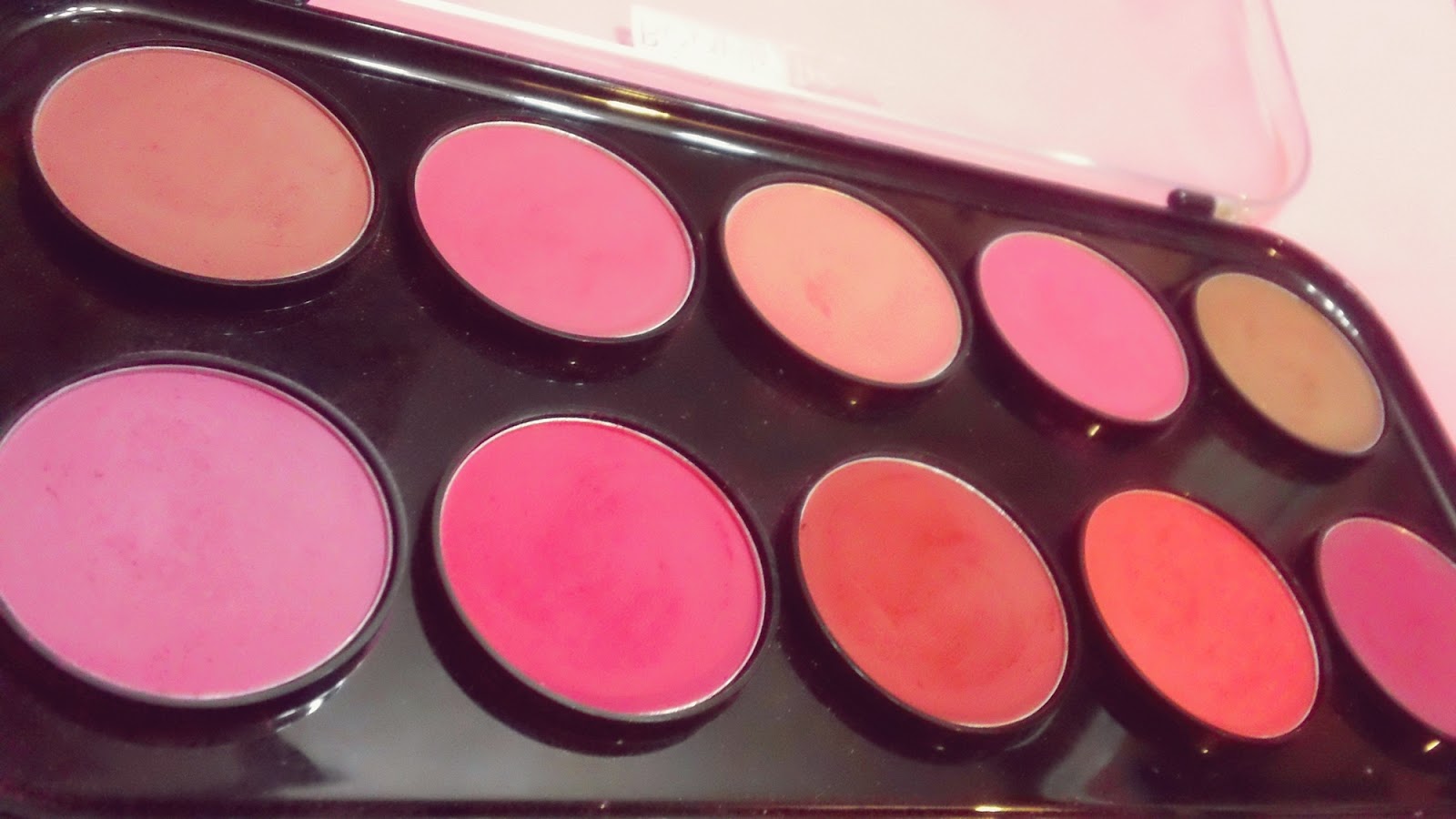 Maquillaje "Todo un mundo": Reseña: Paleta de 10 rubores mate Beauty Treats