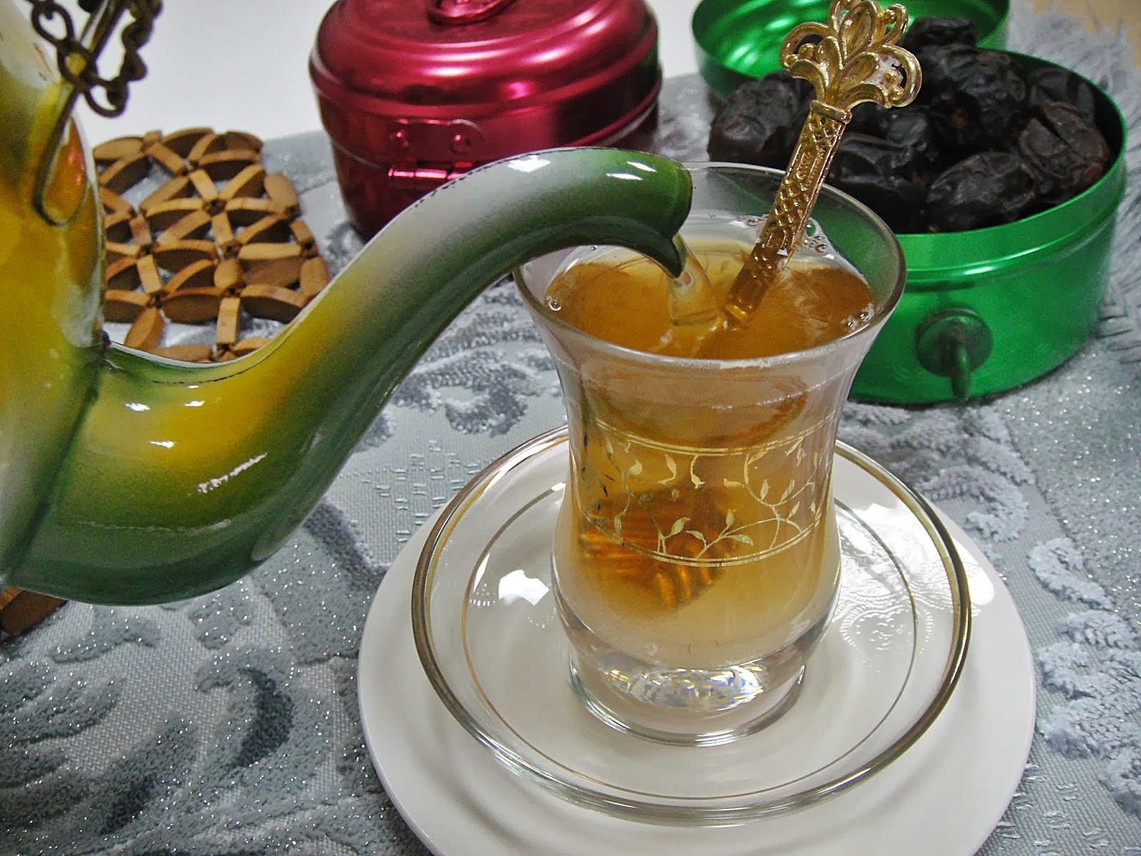 Maryam's Culinary Wonders: 555. Iraqi Noomi Tea