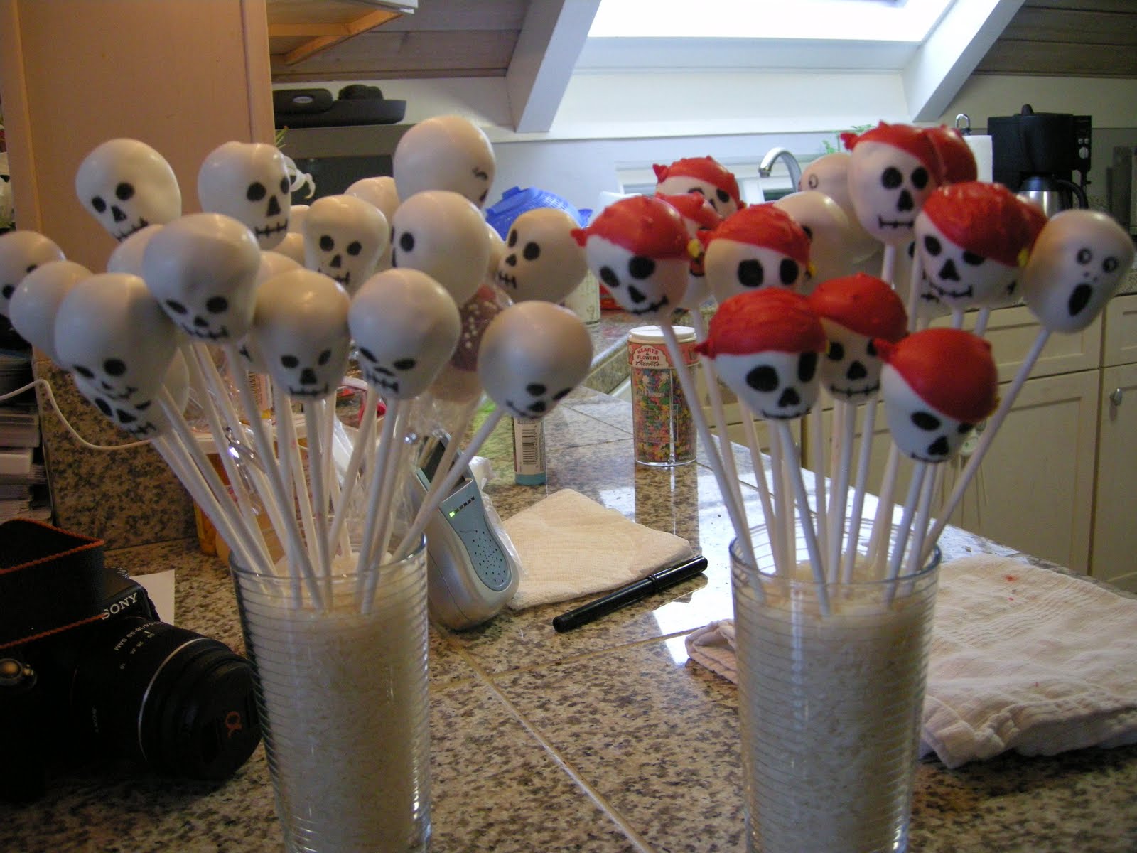 Cake Pop Insanity!: Skull and Pirate Skull Cake Pops