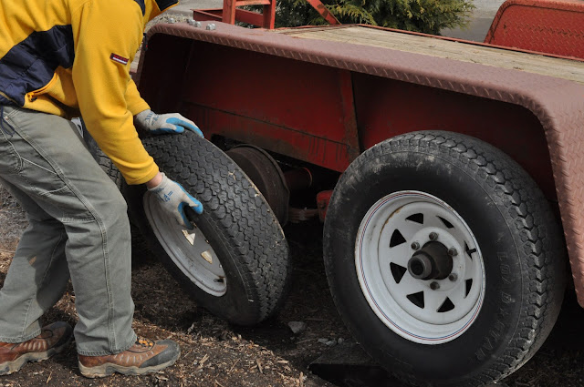 ROCKIN WALLS: Tool - Trailer Helper flat tire