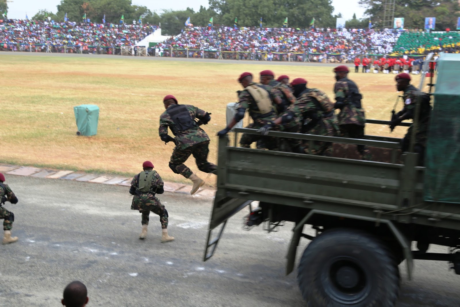 MATUKIO @ MICHUZI BLOG: MAKOMANDOO WA JWTZ WALIVYOTIA FORA SHEREHE ZA ...