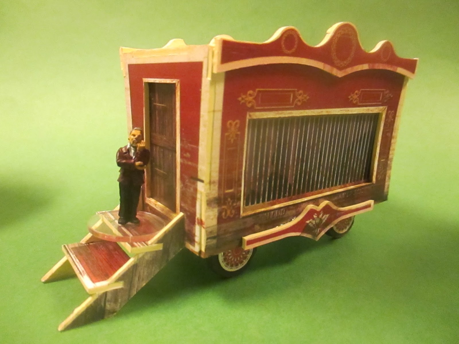 The Miniatures Man: Circus stands and wagons