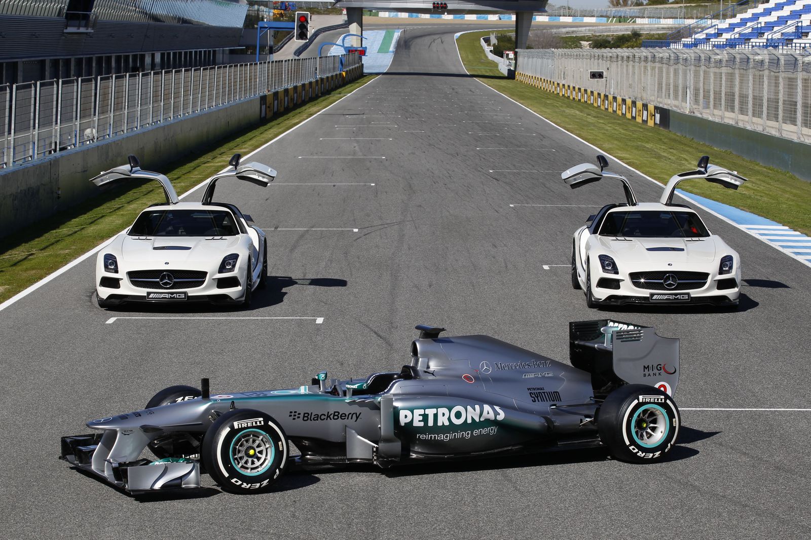 Mercedes AMG F1 W04: First Shots : ebeasts.com