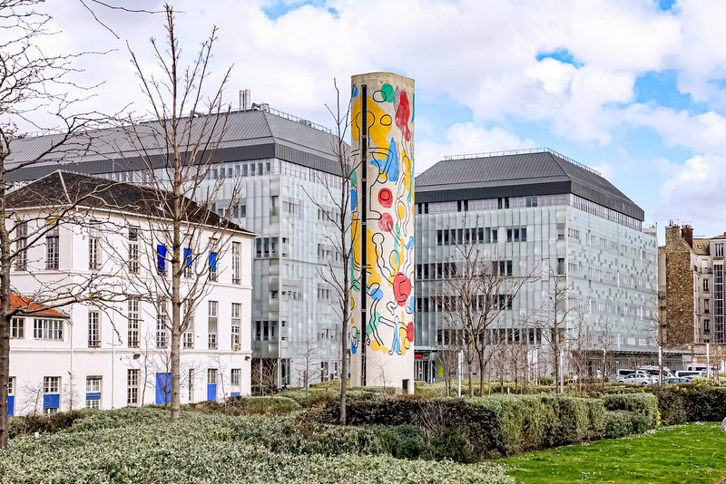 Paris : Tour Keith Haring, le totem pop art de l'Hôpital Necker Enfants ...