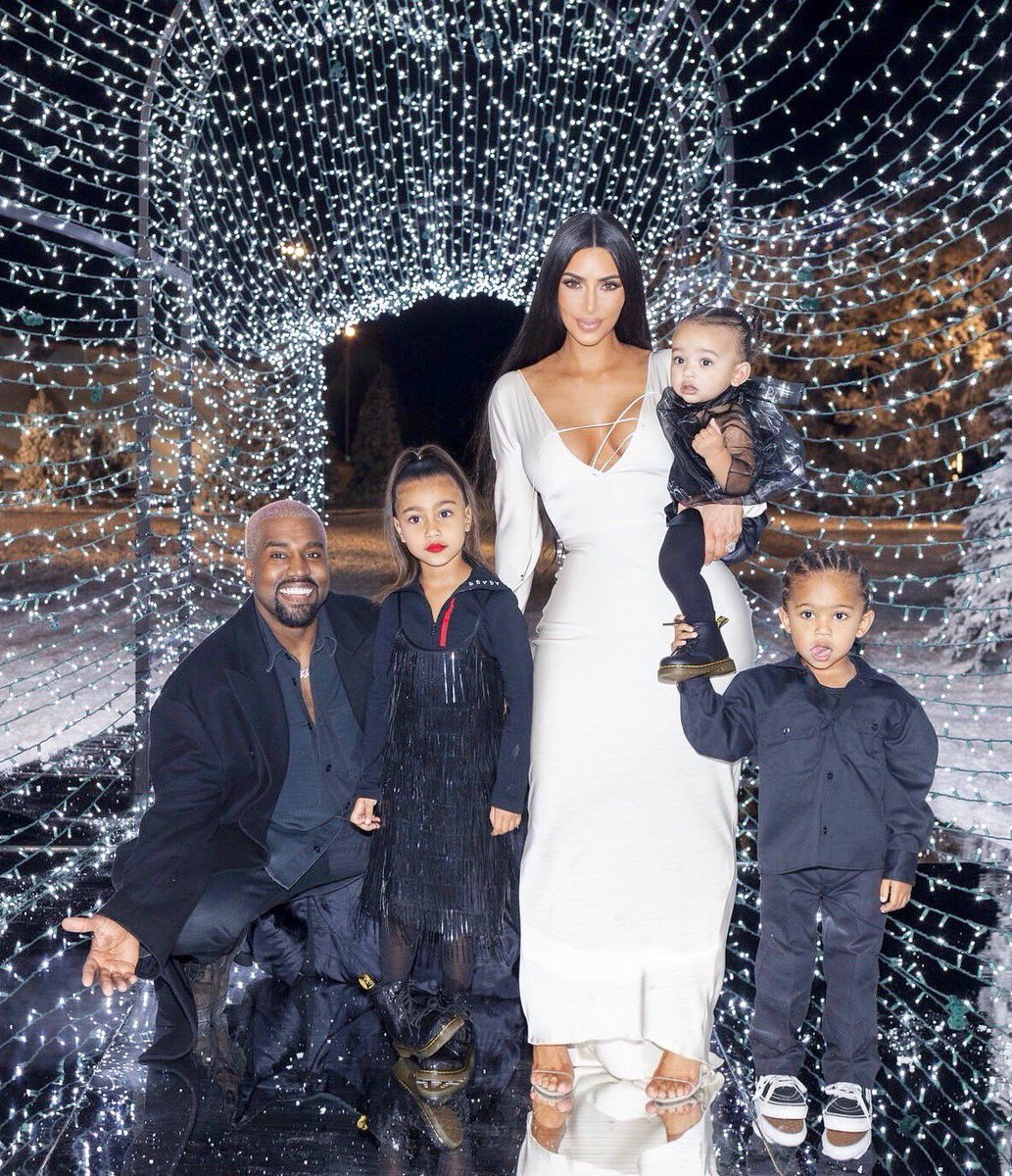 Beautiful & HoT Girls Wallpapers: Kim kardashian with her family