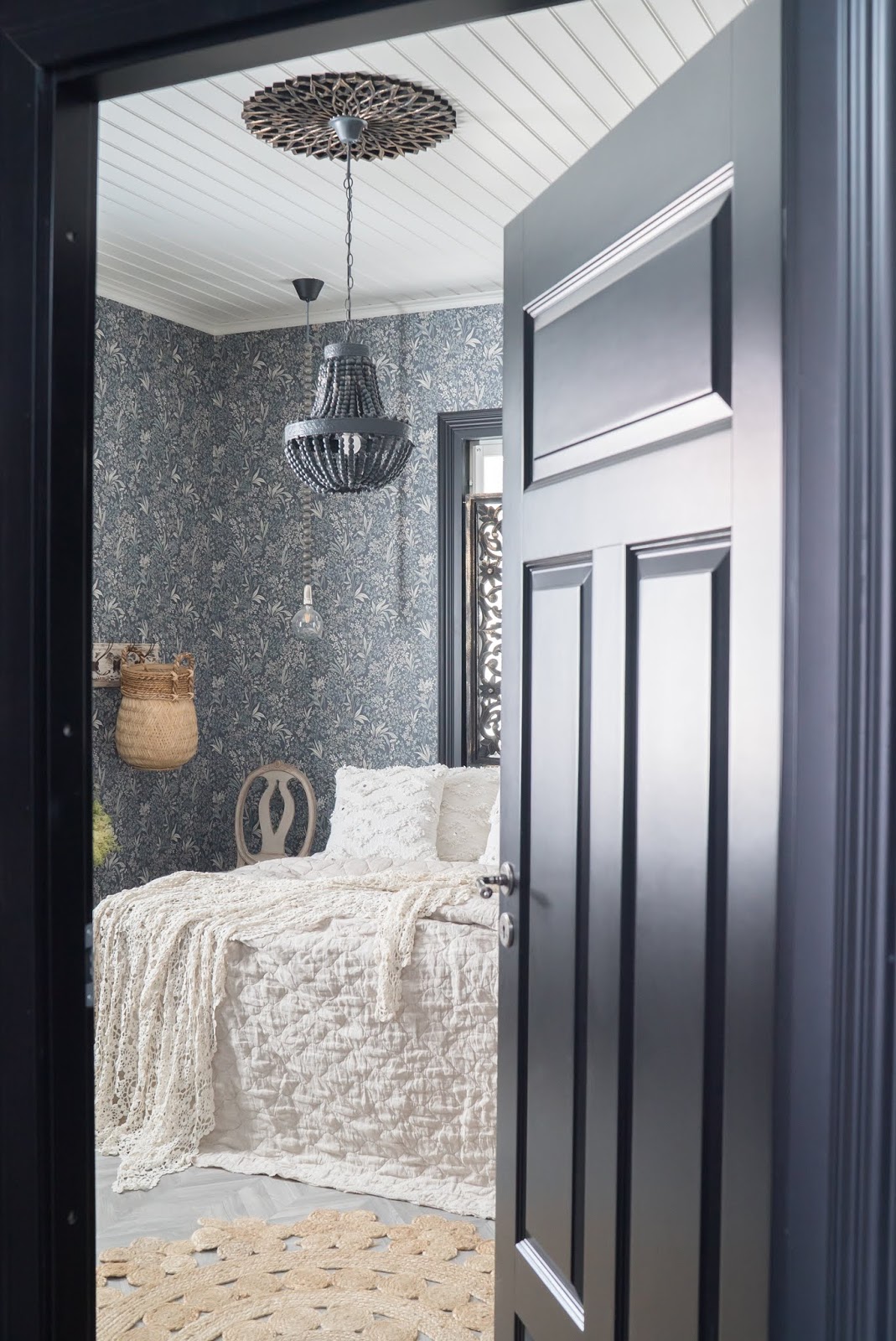 Valkoinen Puutalokoti: Mustat väliovet