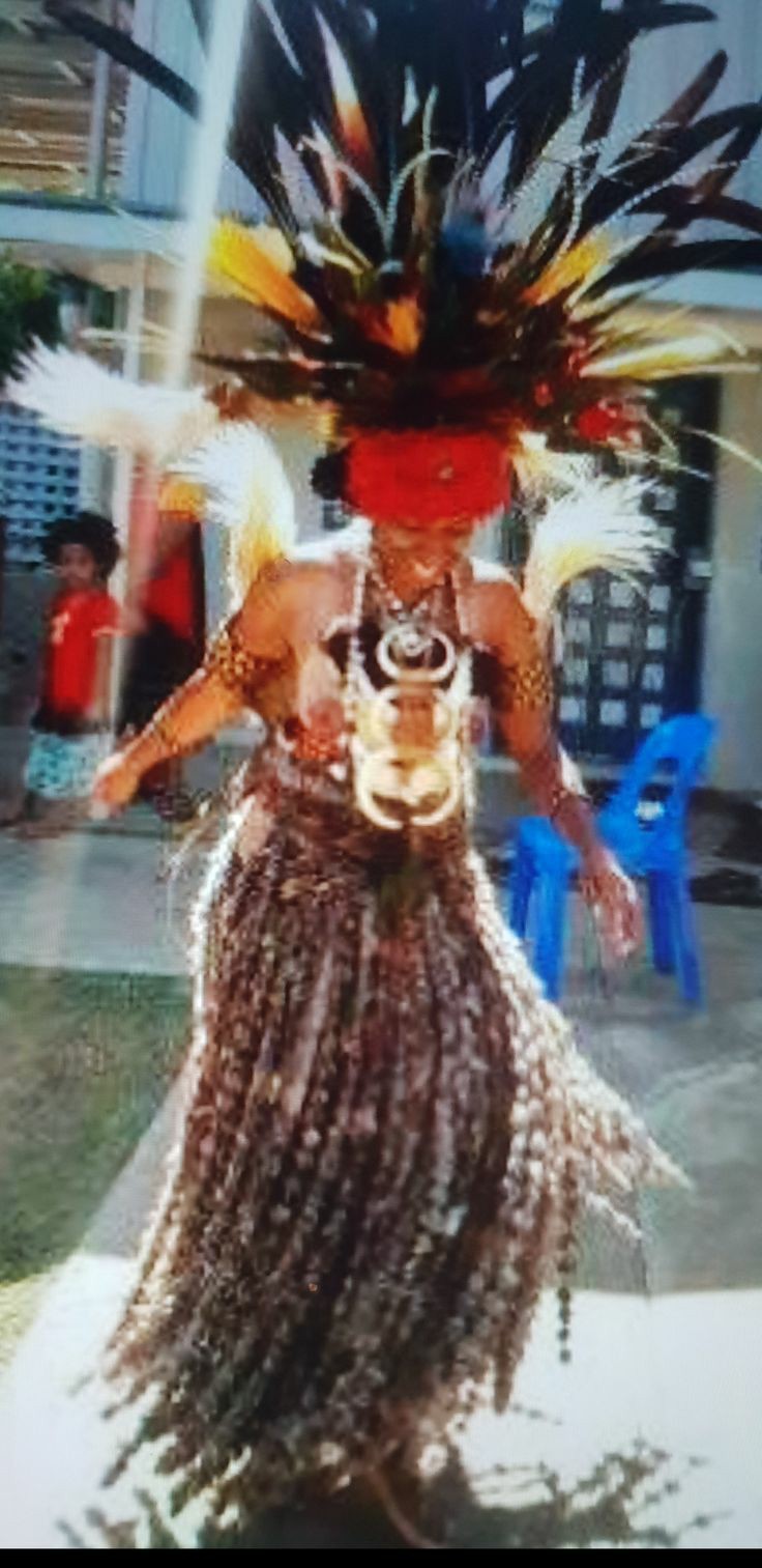 In Simbu traditional bilas. #mymomdressedme #swayback00