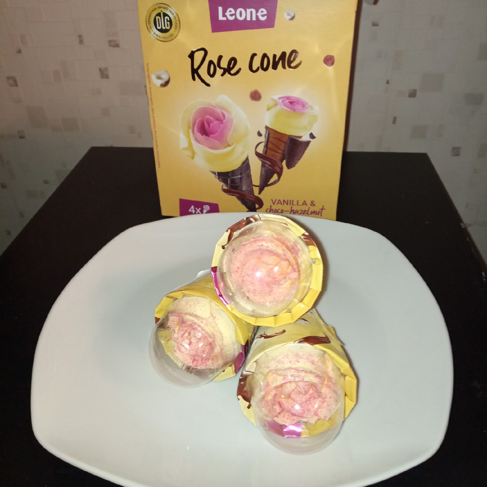 Supersupergirl's Food Reviews: Leone Rose Cones