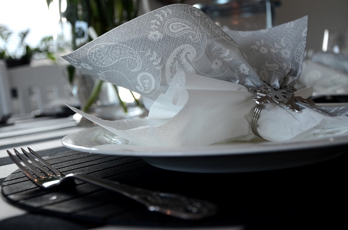 MARTHE EIDAHL: Borddekking i sort og i hvitt