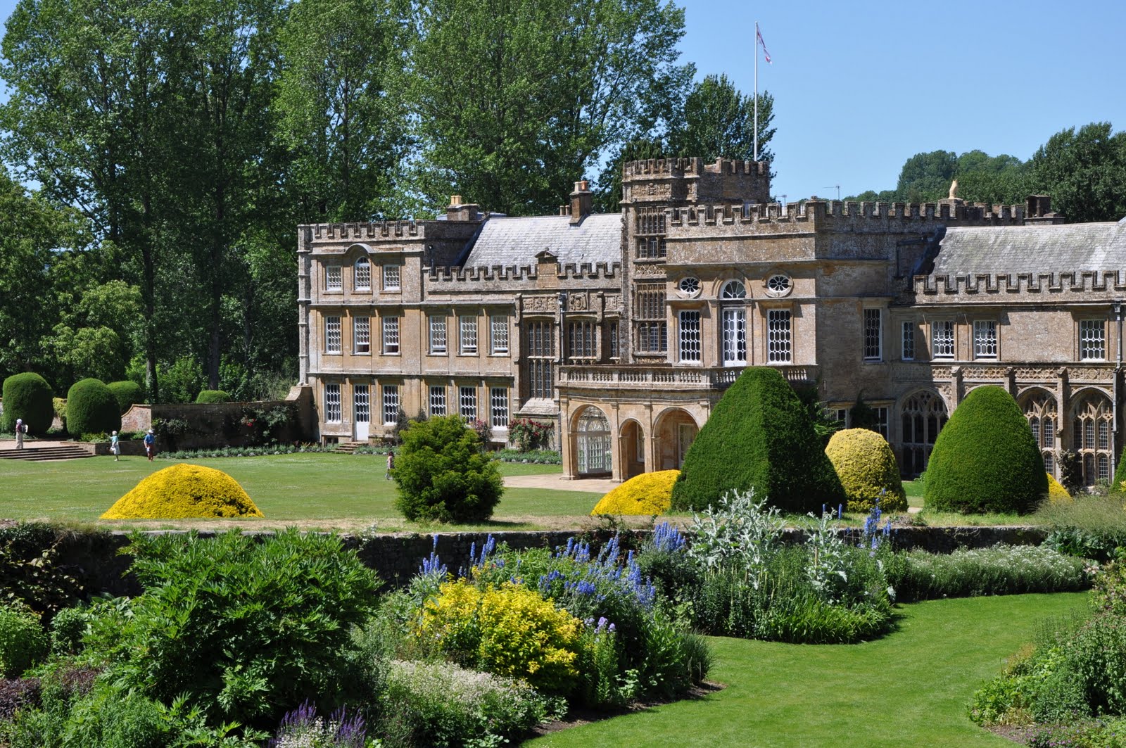 Cats, Dogs and Eiderdowns: Forde Abbey Makes Us HAPPY!