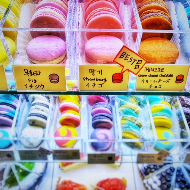 Korea Food Trend: Fat Macaroons and Tiramisu in a cup