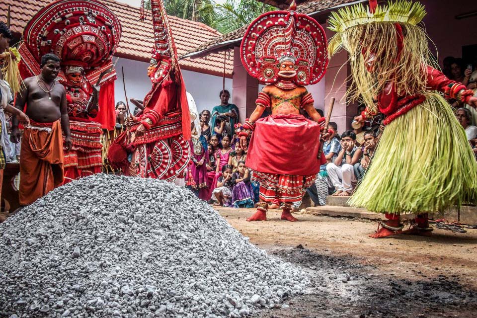 my artviews: Theyyam-theatrical arts of Kerala.