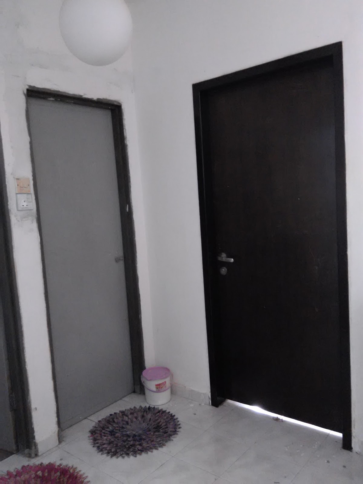 Blog Han: Frame pintu dah dicat.. terasa comel