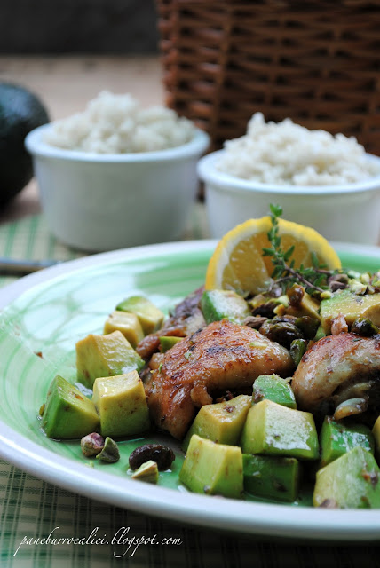 Pane, burro e alici: Pollo all'avocado con timo e pistacchi