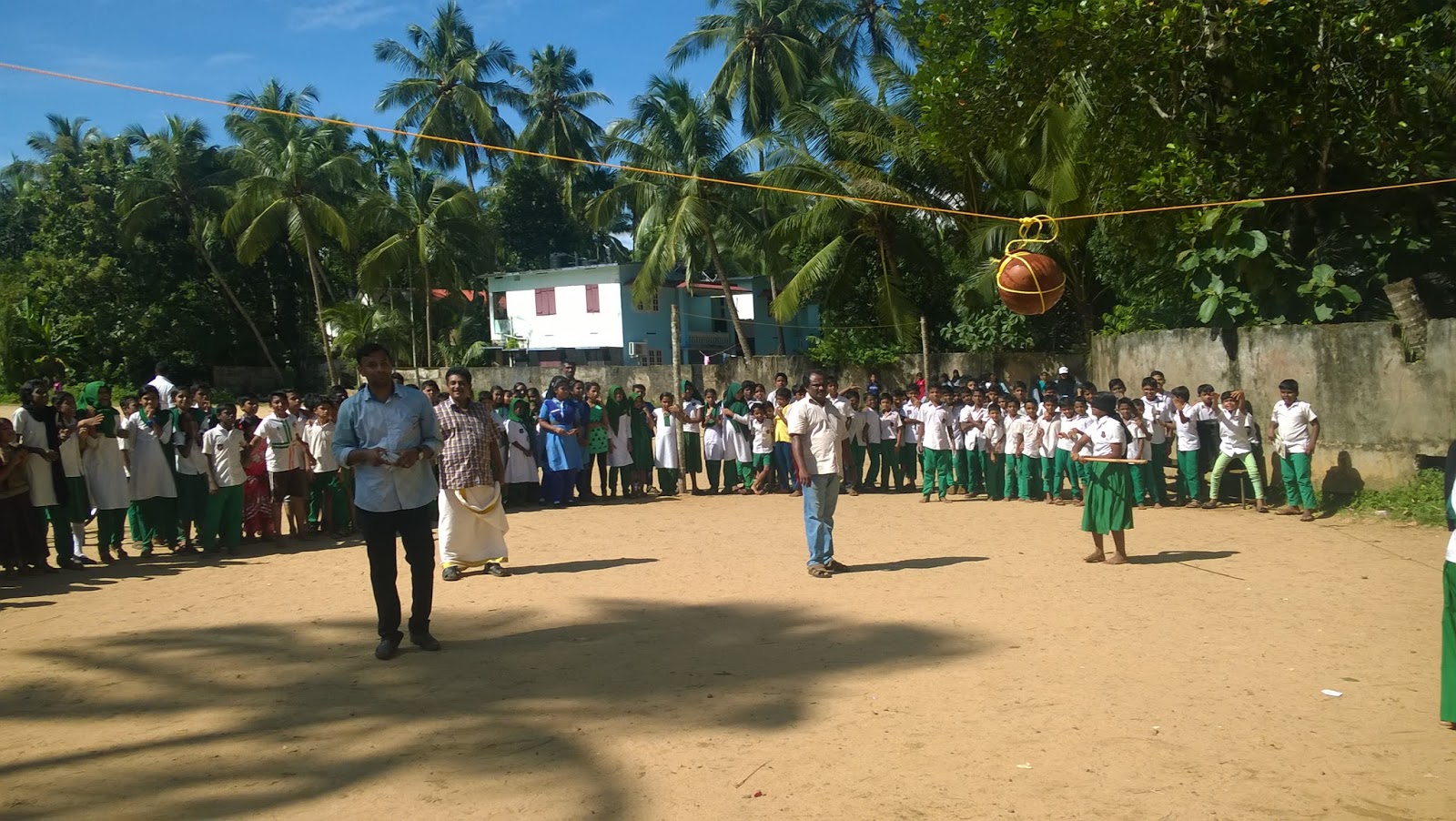 B E M U P SCHOOL PONNANI: POT BREAKING COMPETITION