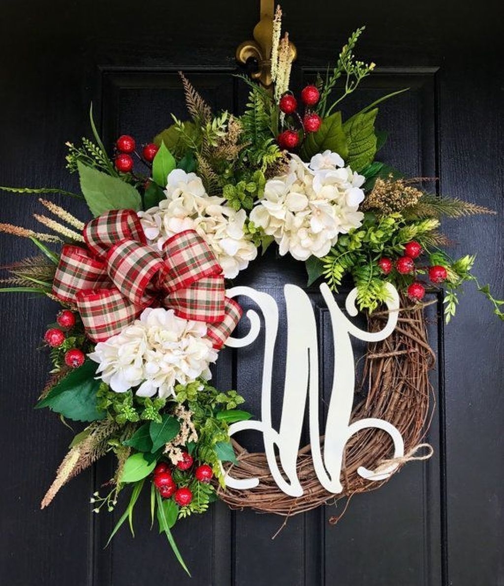 35+ Pretty Wreath Decor Ideas To Hang On Your Door