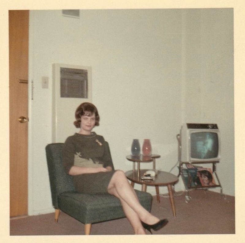 27 Vintage Snaps Capture People Watching TV in the Past ~ Vintage Everyday