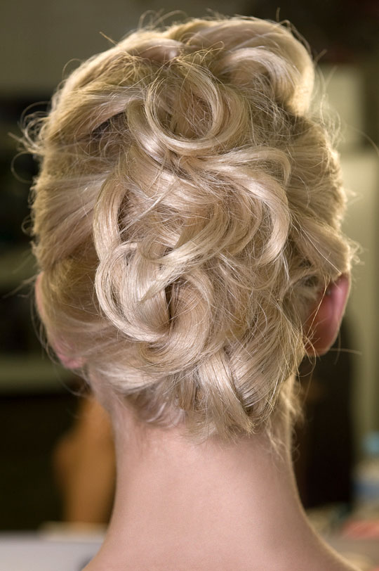 fashion ways: Piled up and pinned hairstyle