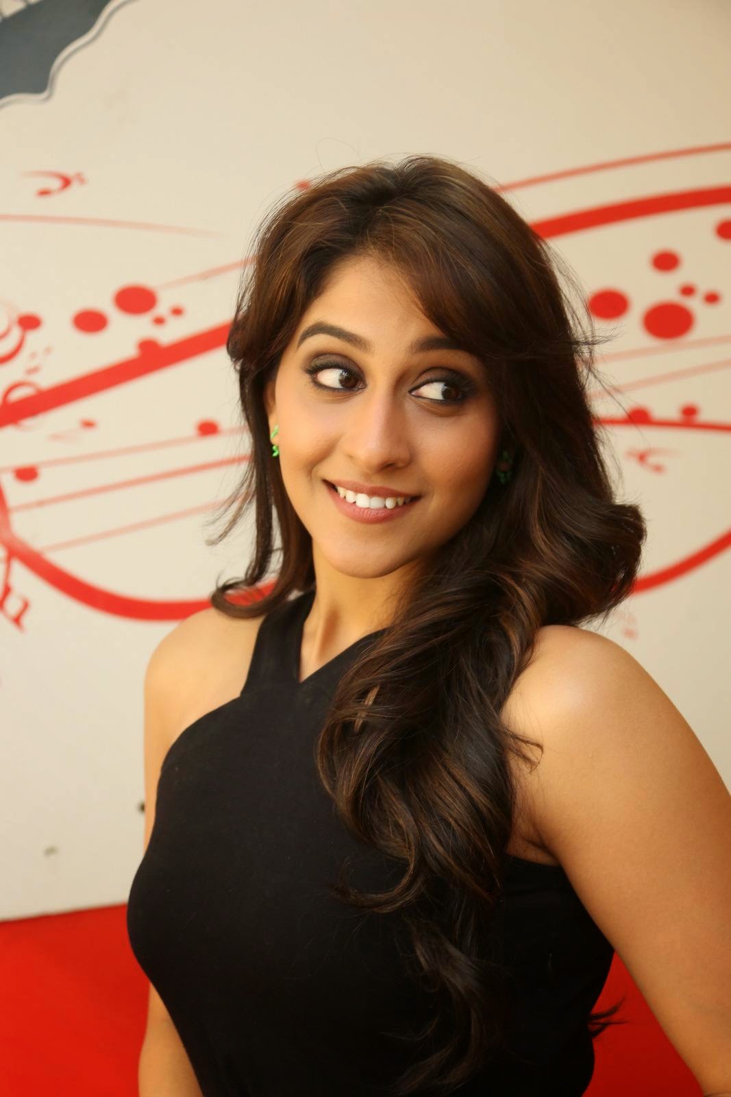 Regina Cassandra Looks Gorgeous in Short Black Dress at Big FM Full ...