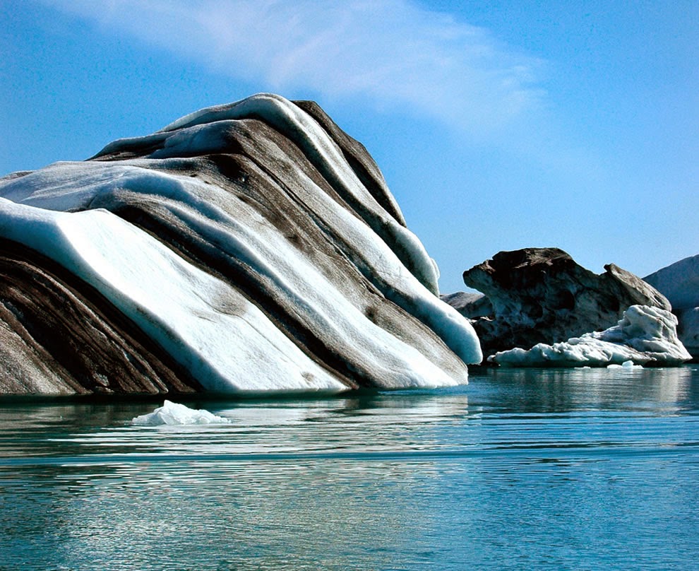 Nota Actual: FOTOS DE UN ICEBERG "NEGRO" DEJA ASOMBRADOS A TODO EL MUNDO