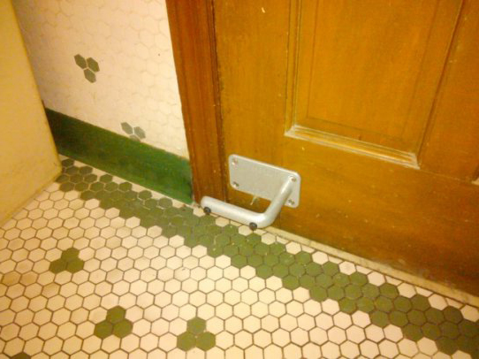 СОВЕТЫ СТУДЕНТАМ: Изобретение студентов, позволяющее открывать двери ногами