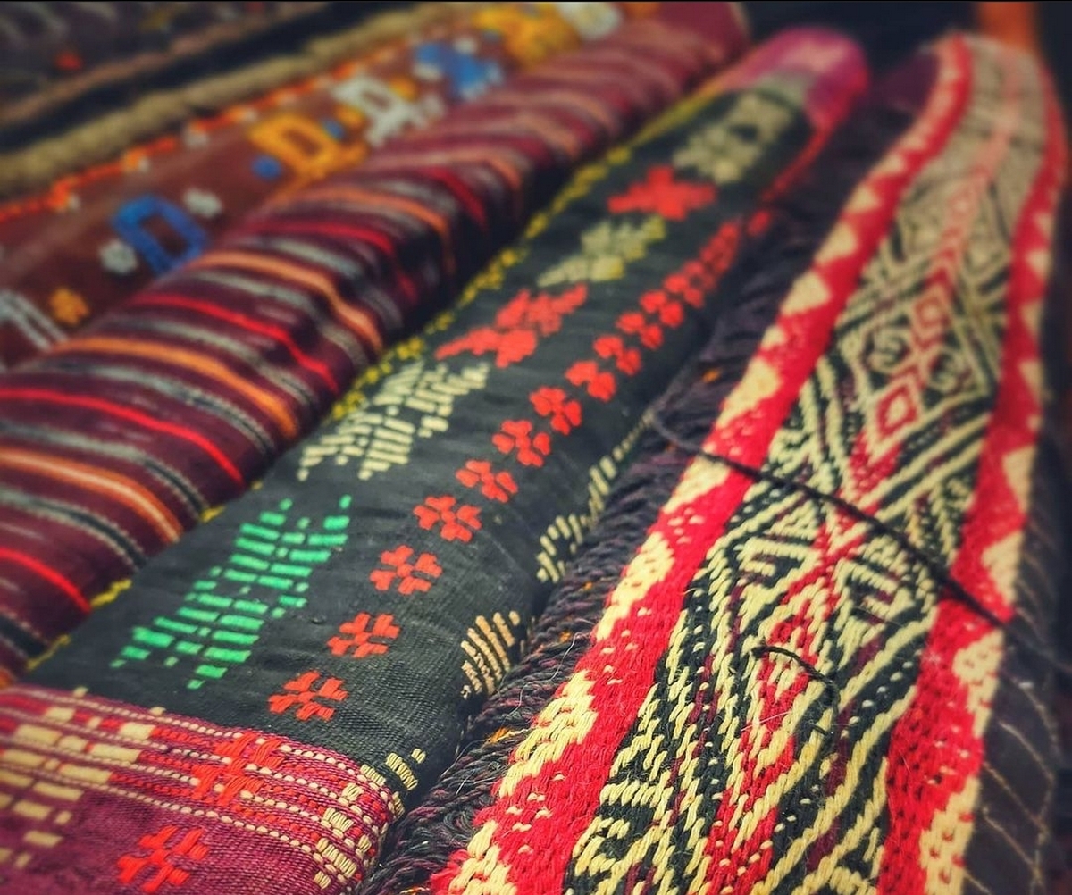 Kain Tenun Khas Batak, Awalnya Sebagai Sumber Kehangatan - adhiantirina