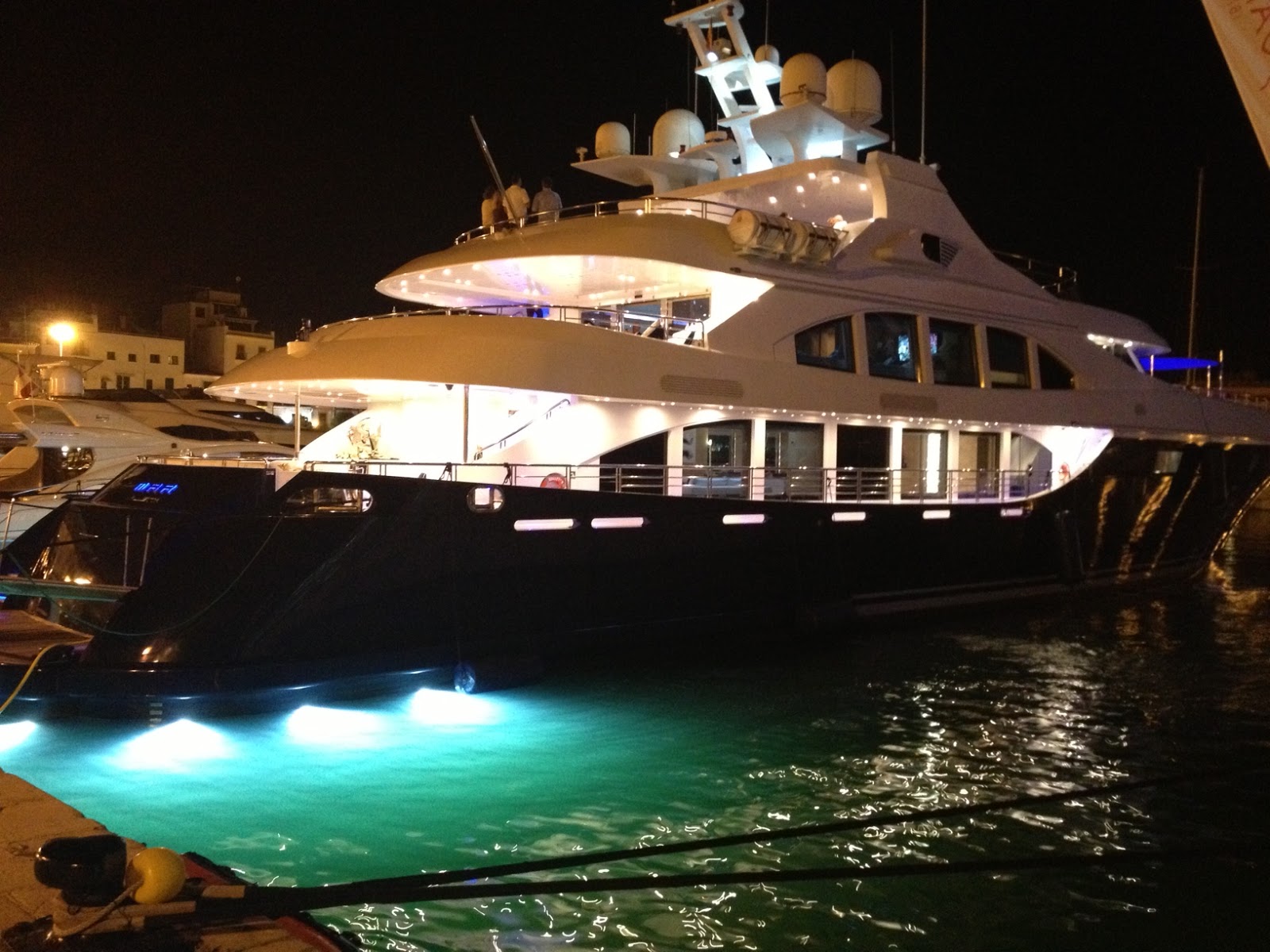 El Observador Solitario: FIESTA EN EL YATE MAR