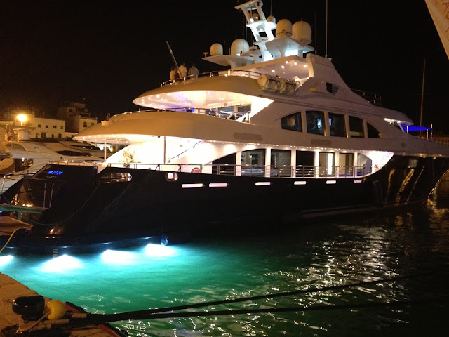 El Observador Solitario: FIESTA EN EL YATE MAR