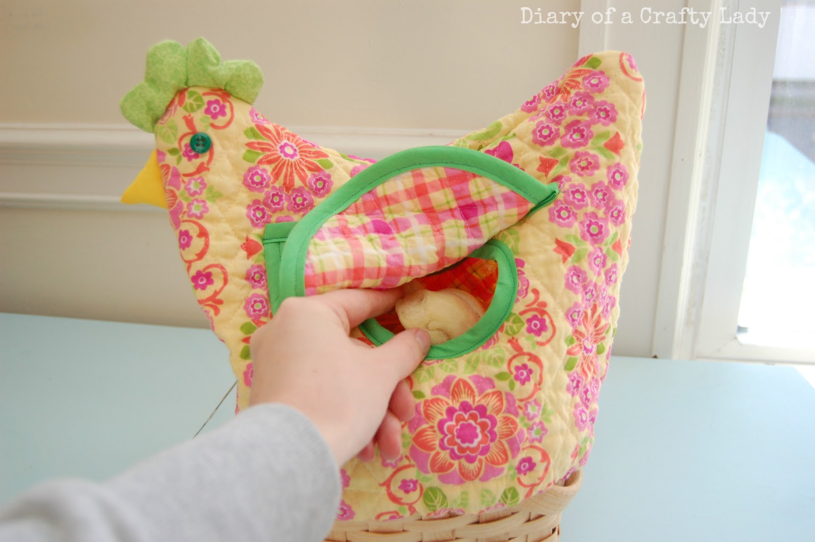 Diary of a Crafty Lady: Chicken Roll Holder Basket Cover