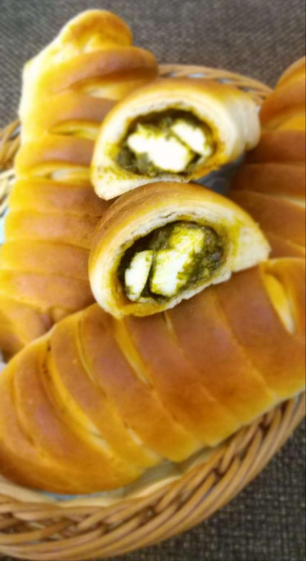 Paalak paneer stuffed bread