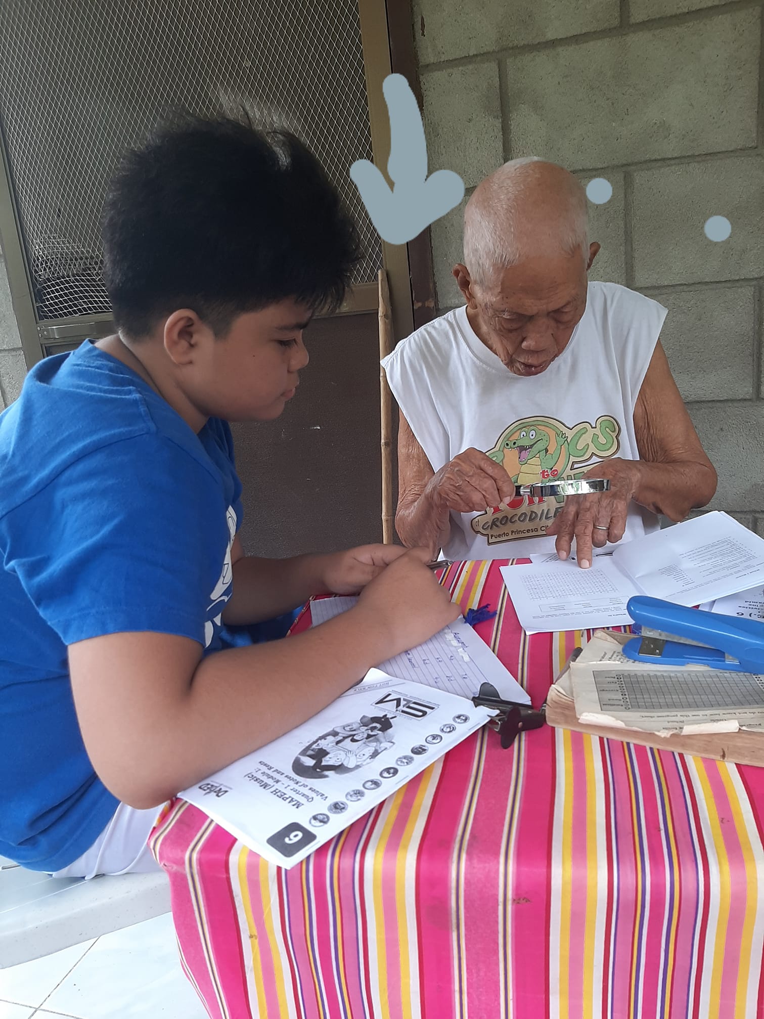 93 yrs old na lolo, tinuturuan ang apo sa module gamit ang magnifying ...