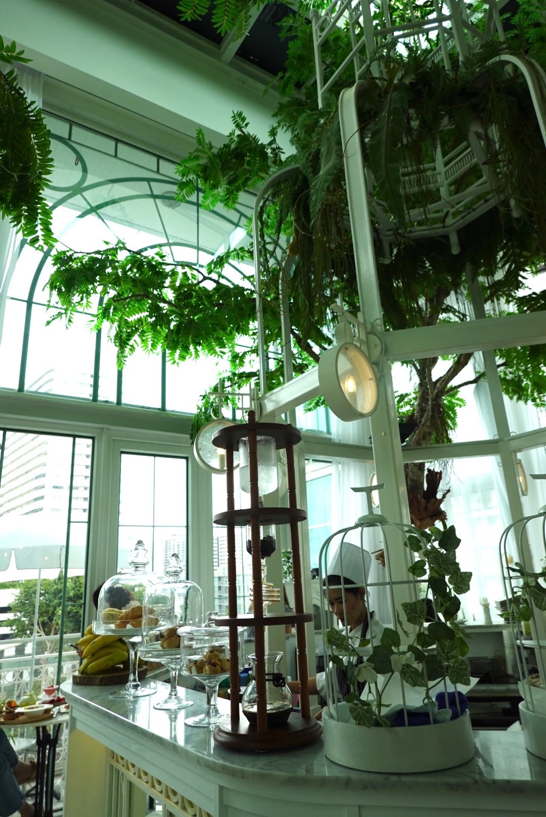泰國｜曼谷｜咖啡廳｜Organika House Cafe，絕美玻璃屋與浮誇的調酒們 - Zoey's Journey ︎