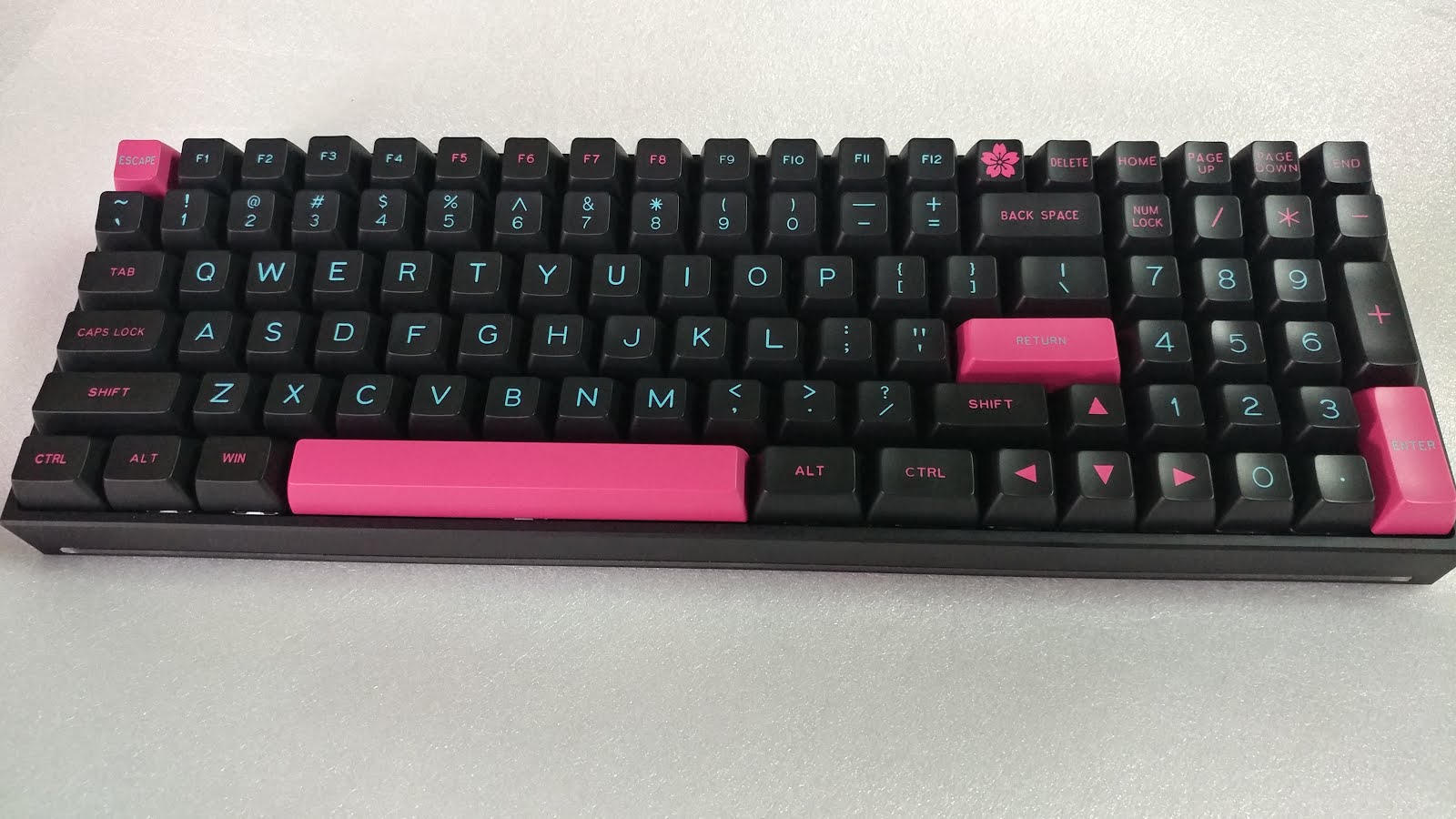 BlueSpace: apws96 winkeyless 96 keyboard + MAXKEY SA-Miami Night 簡單開箱