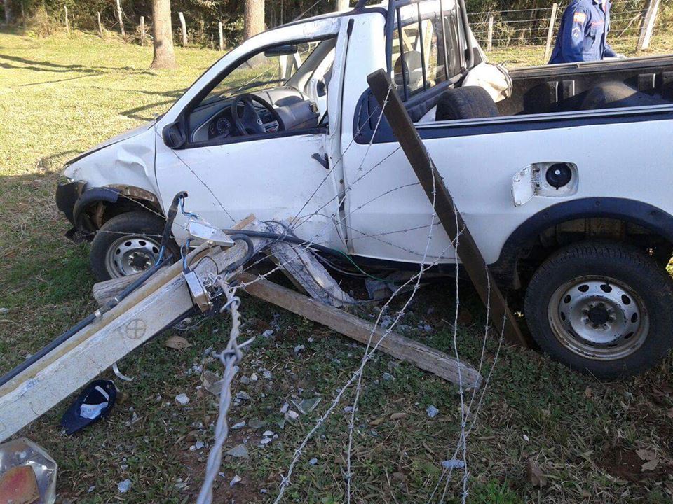 CORRER OU BATER: Motorista morre após bater com carro em poste no interior de Capinzal