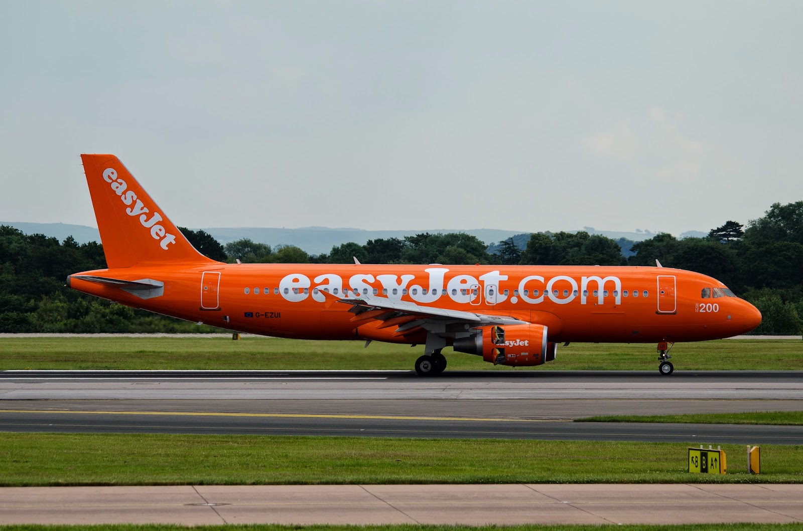 PDAviation: Manchester 30th June "easyjet's 200th Airbus G-EZUI Arrives ...