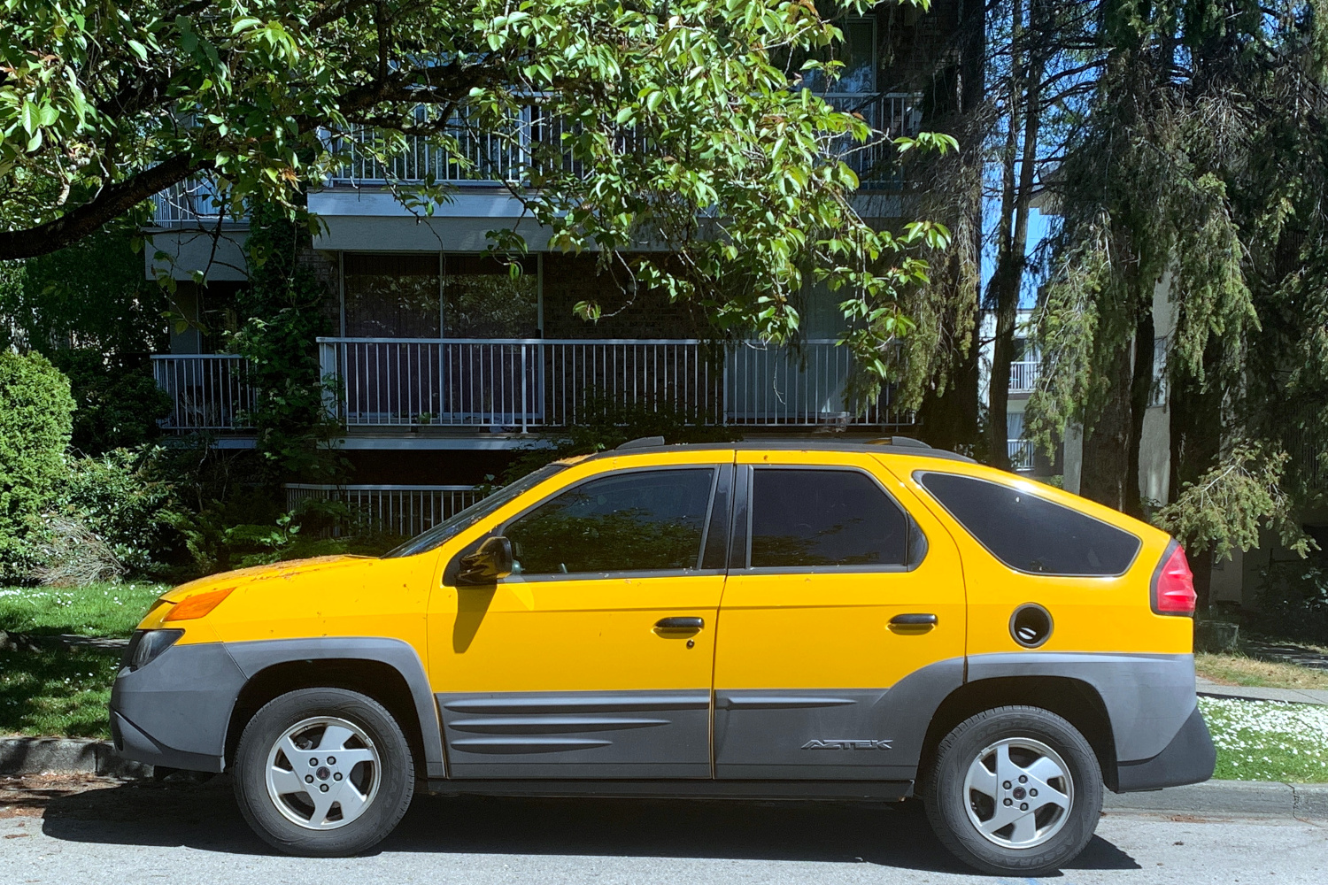 Old Parked Cars Vancouver: Honourary Old Parked Car: 2001 Pontiac Aztek