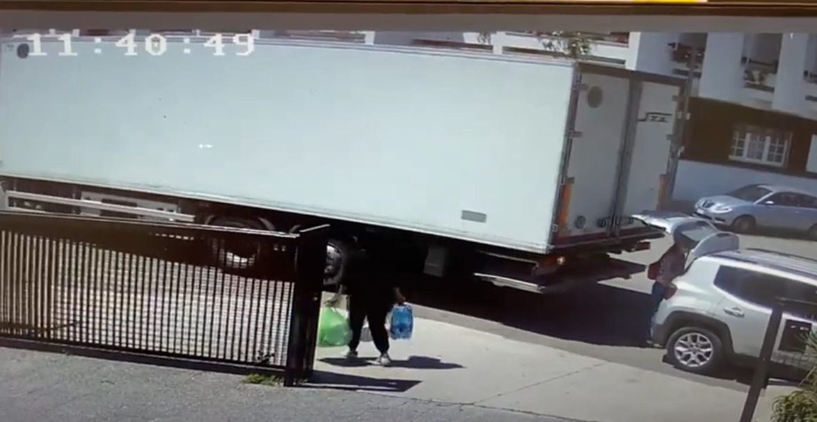 Fa retromarcia con il camion e investe una donna davanti al supermarket ...