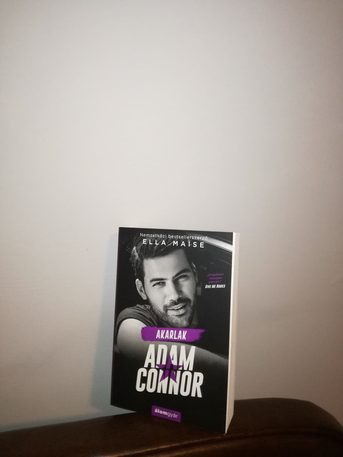 Ella Maise: Akarlak, Adam Connor