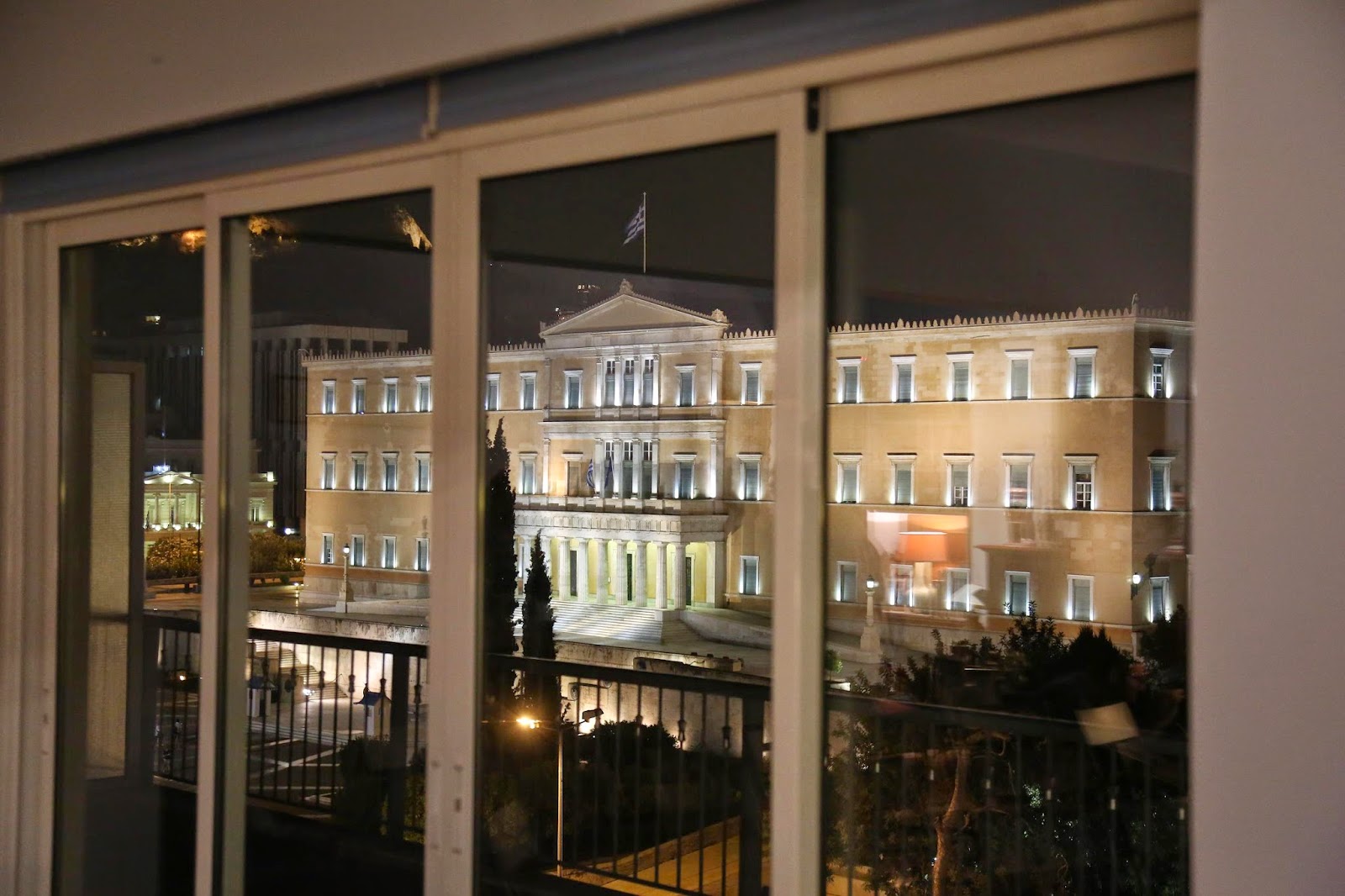 Ιδιωτική Οδός: ΣΤΗΝ ΟΙΚΙΑ ΚΑΤΑΚΟΥΖΗΝΟΥ ΜΕ ΤΗΝ "ΑΡΑΠΙΑ" ΣΤΗ ΜΝΗΜΗ ΤΟΥ ...