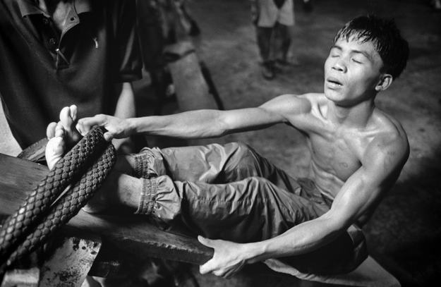 Watch: Manny "Pacman" Pacquiao First Fight as Professional Boxer ...